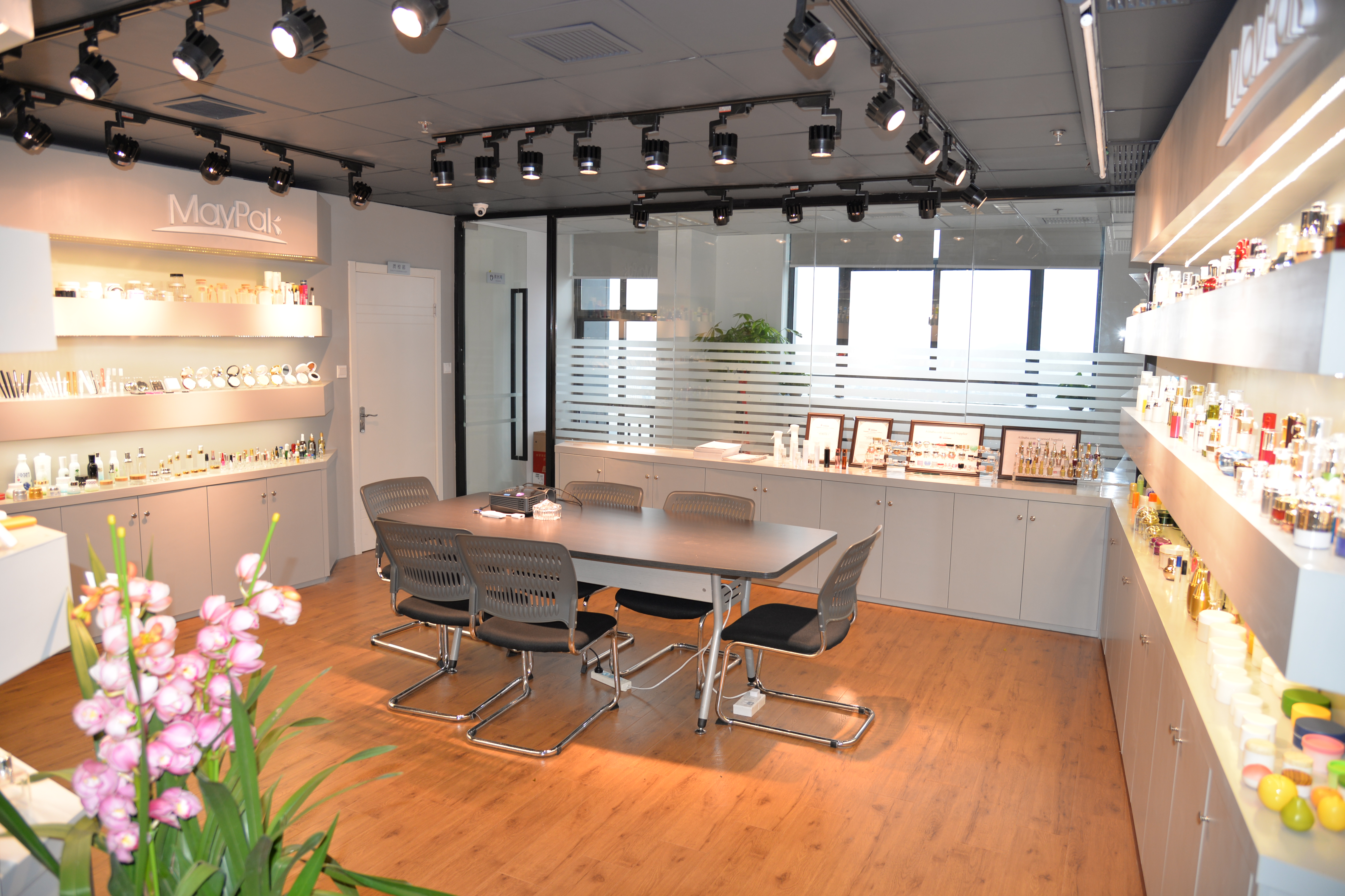 sample-room - MayPak